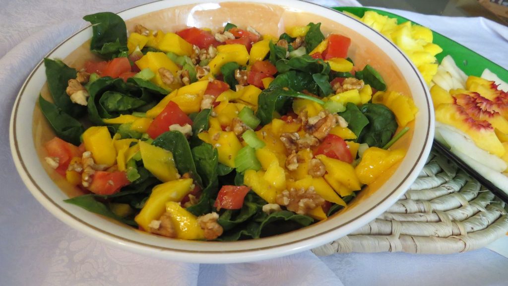 Ensalada de mango, tomate y nueces