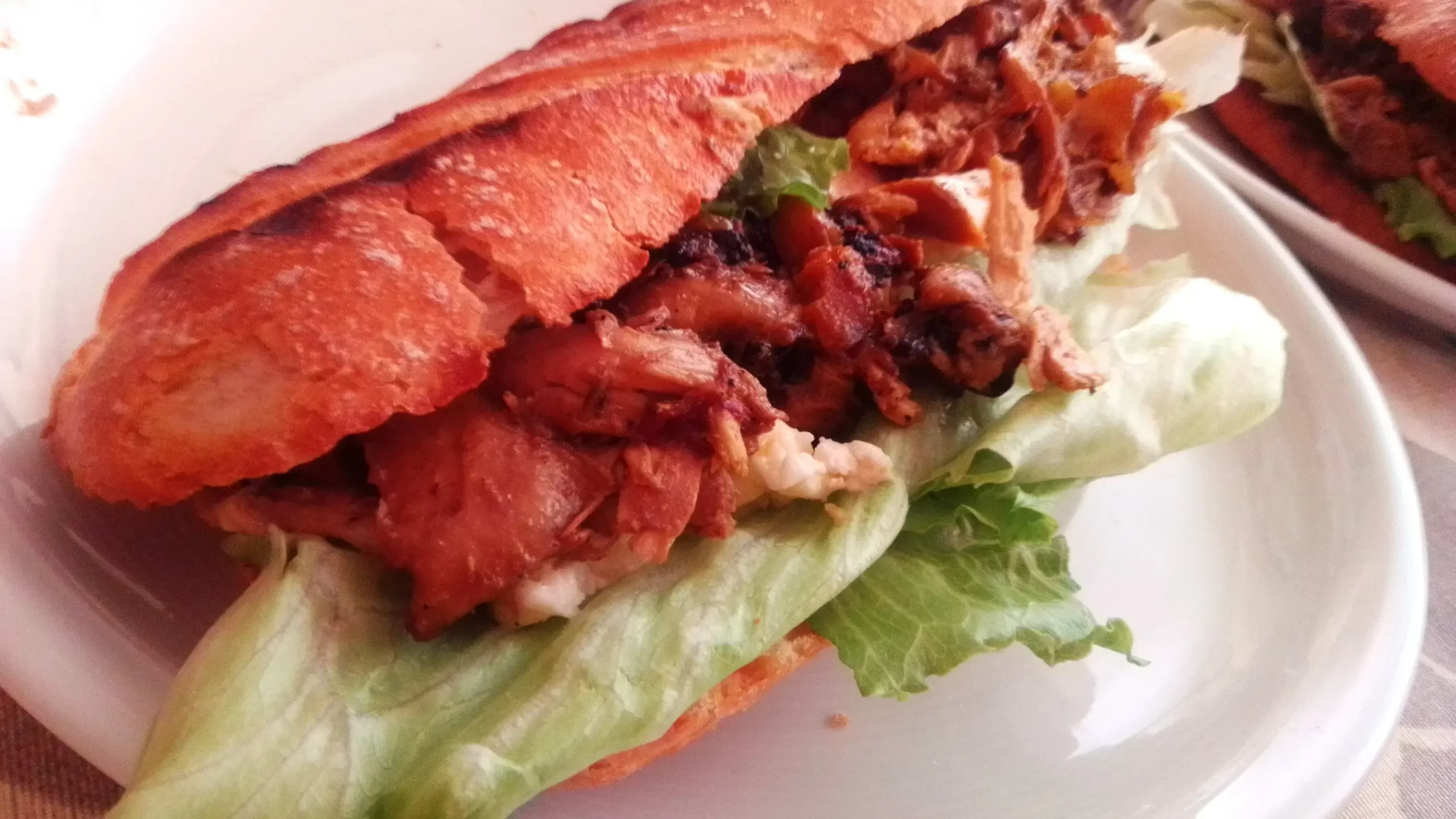 Bocadillo de pollo mechado